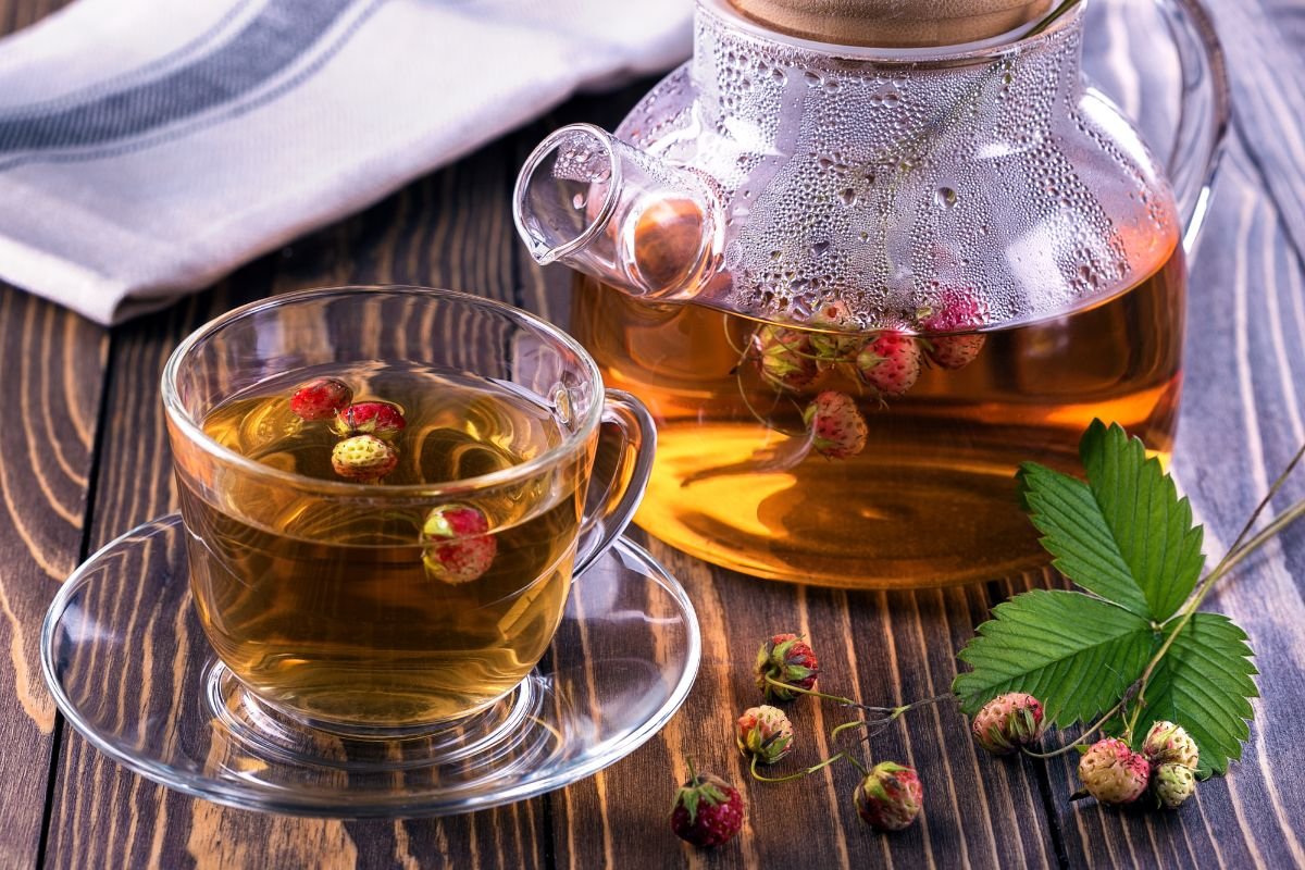 Strawberry Leaf Tea Benefits: Help with Diarrhea and Bleed